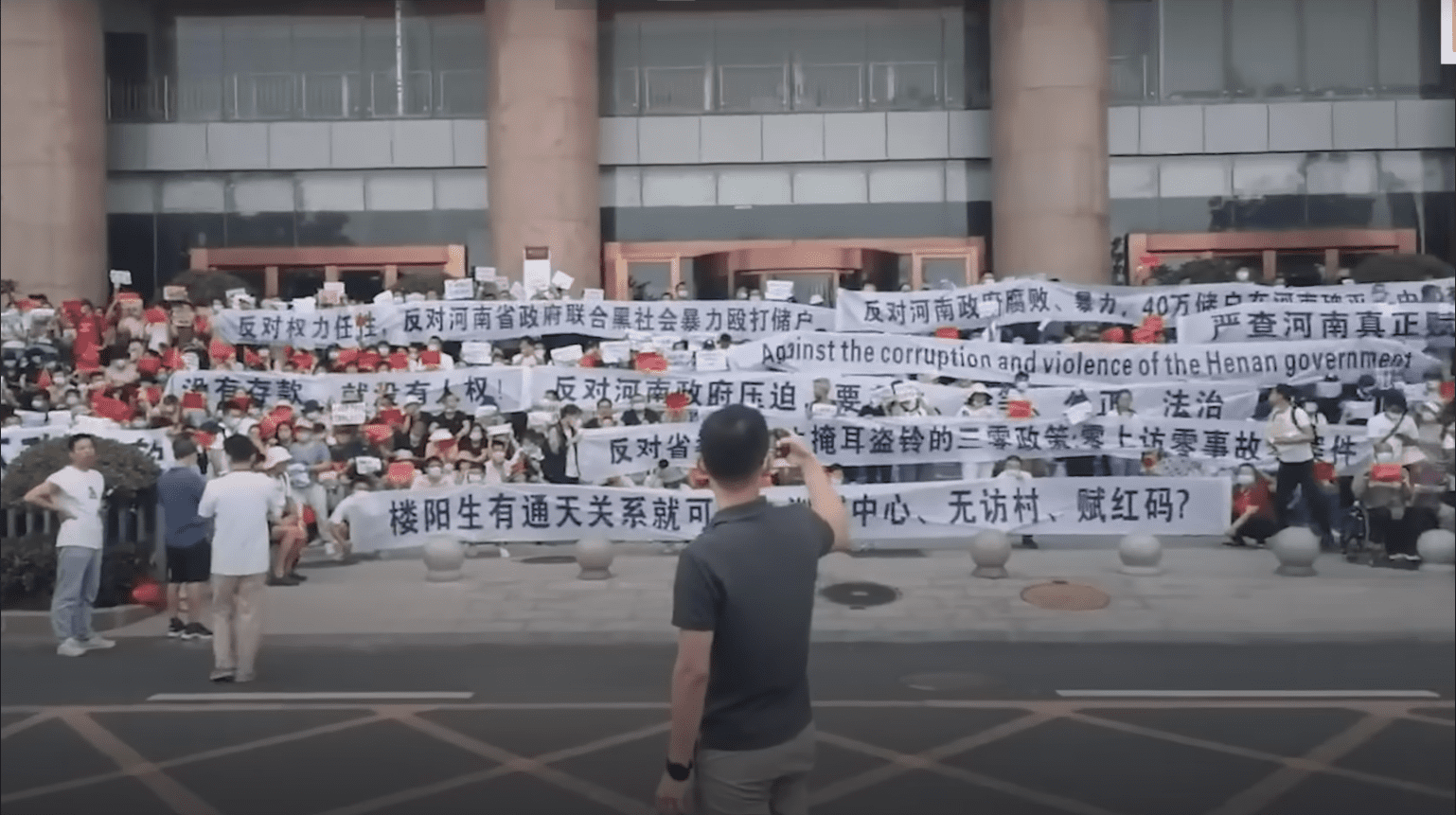 Henan promises to release frozen bank funds after violent protest